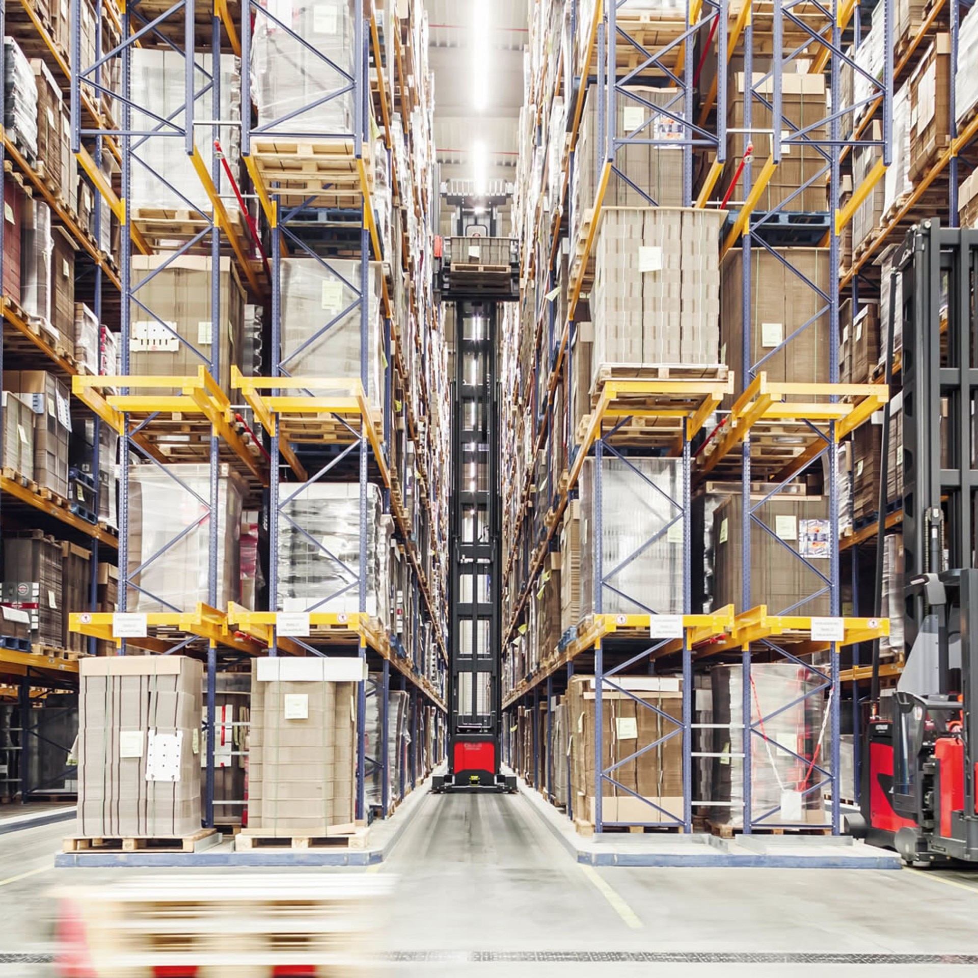 VNA Forklift & Other Industrial Trucks | Linde