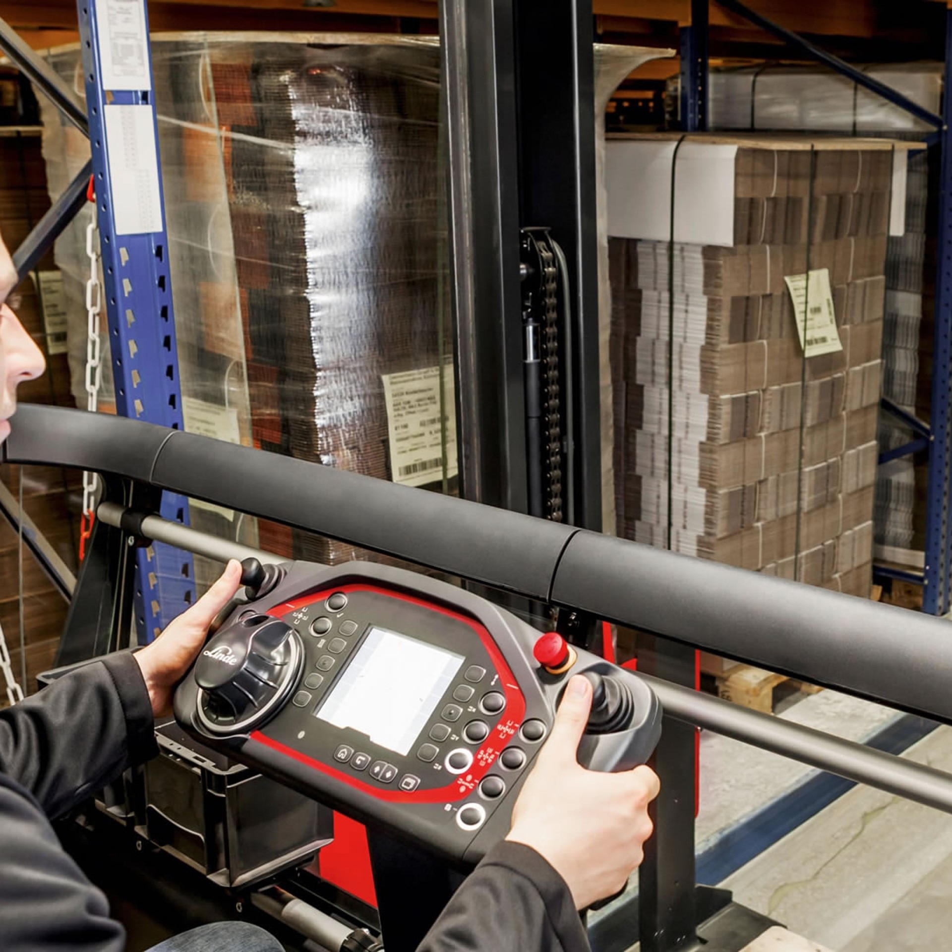 VNA Forklift & Other Industrial Trucks | Linde