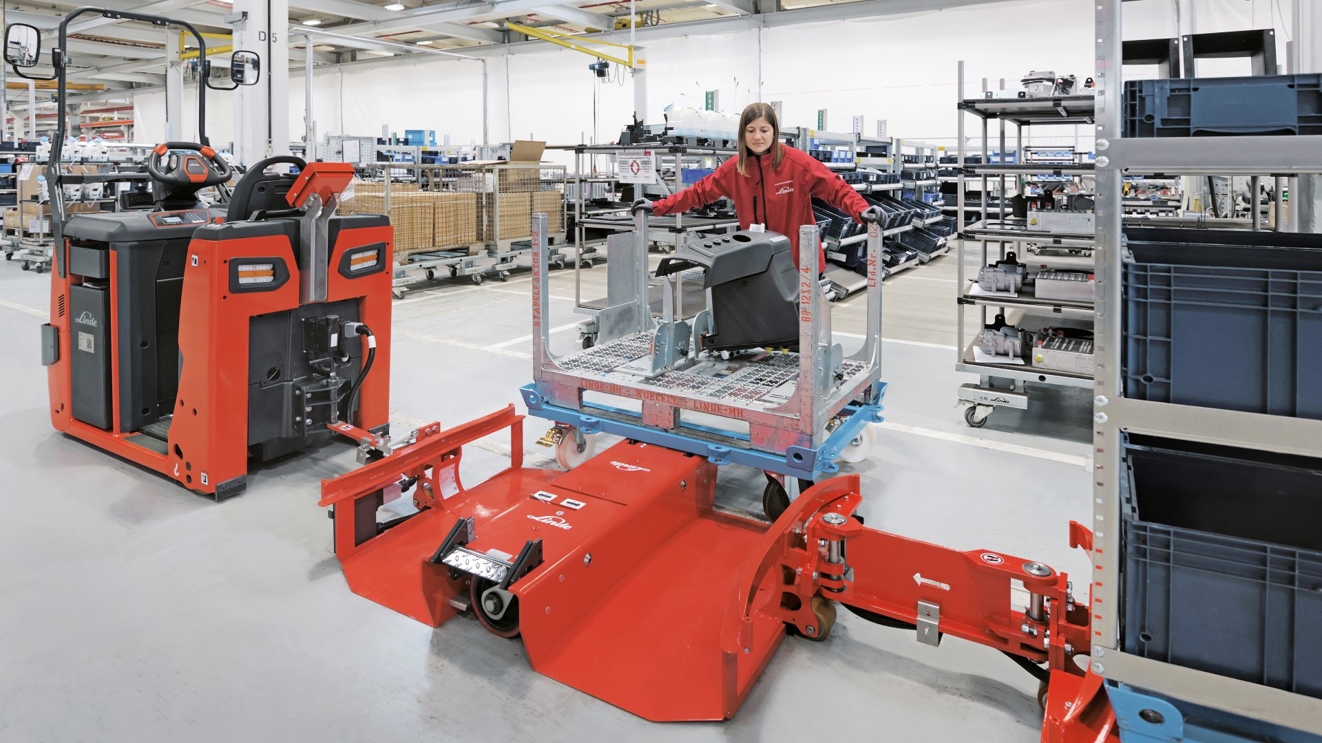 Tugger trains | Linde Material Handling