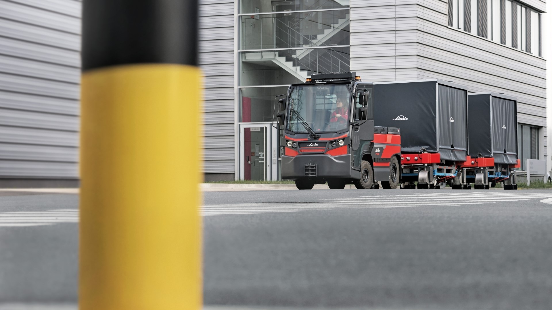 Tugger trains | Linde Material Handling