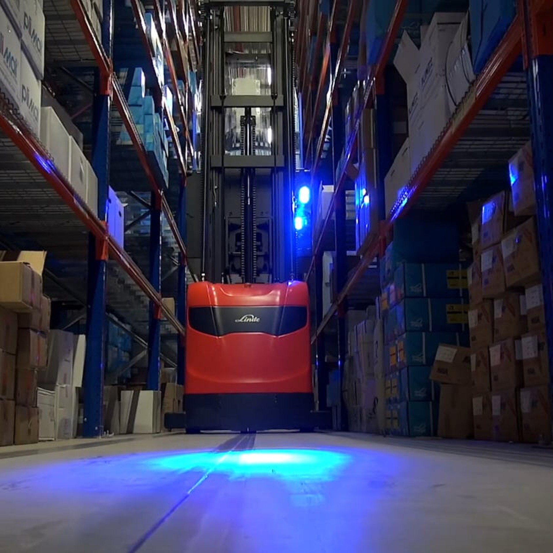 VNA Forklift & Other Industrial Trucks | Linde